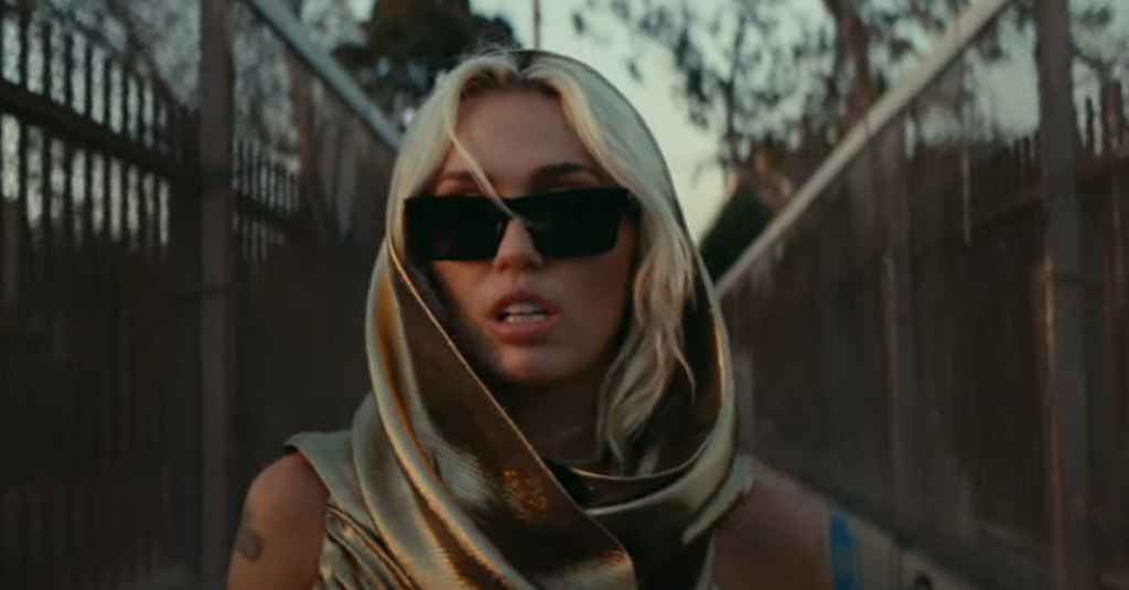 Miley Cyrus estrena 'Flowers' - Primera Fila
