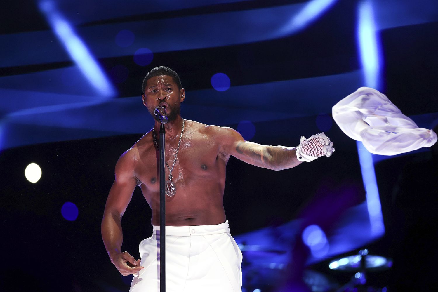 Usher s'acompanya de bons amics a la Super Bowl 2024 - Primera Fila